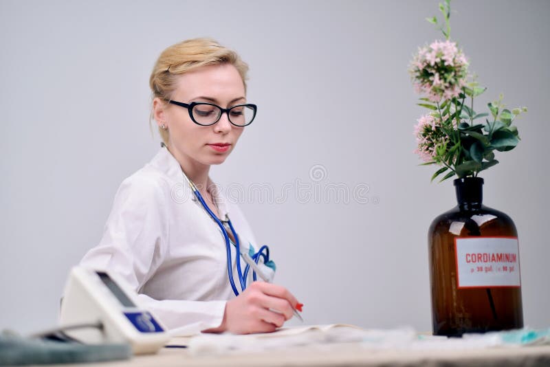 Le Docteur Fait Des Notes Dans Le Journal Intime Photo stock - Image du ...