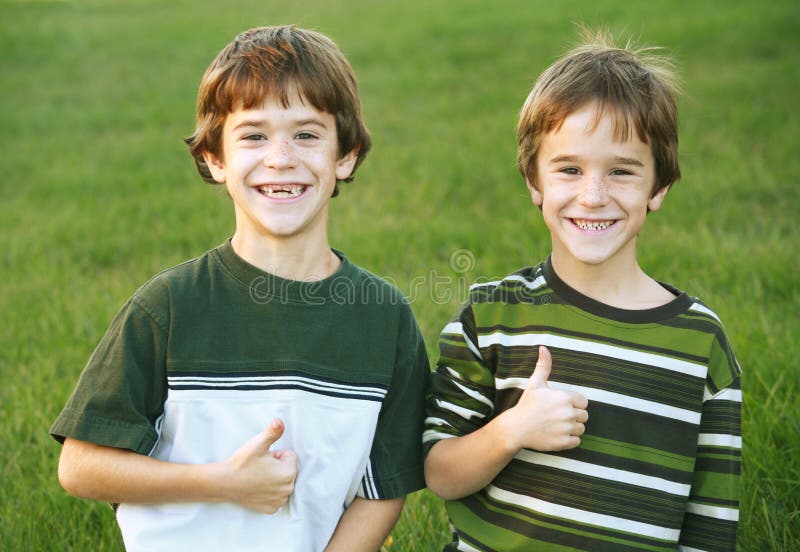 Pojkar Som Ger Hund Ett Bad Fotografering för Bildbyråer - Bild av ...