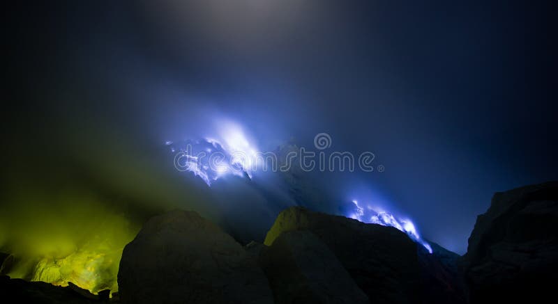 Le Feu Bleu Un écoulement De Soufre Liquide Image stock - Image du ...