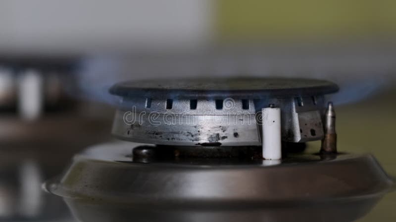 Le Feu Dans Le Brûleur à Gaz Est Allumé Au Ralenti Banque De Vidéos