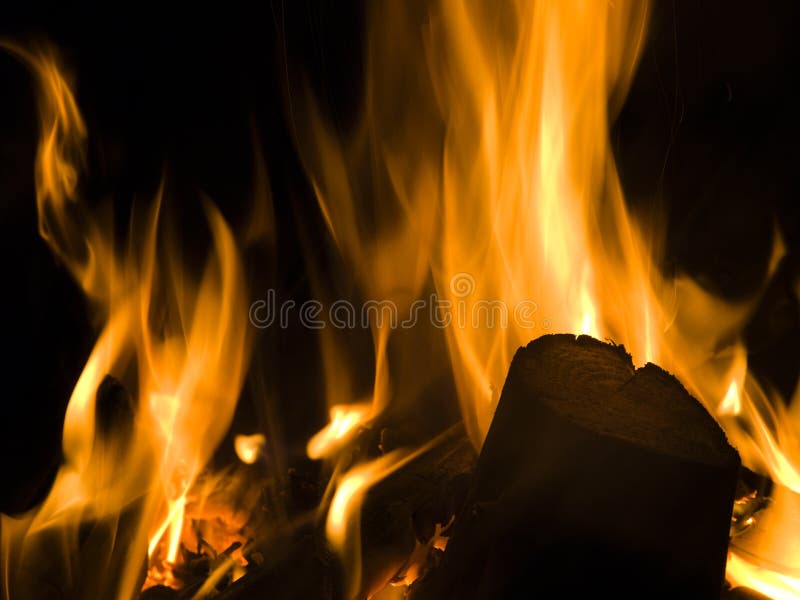 Le feu en bois de flambage photo stock. Image du intense - 32518896