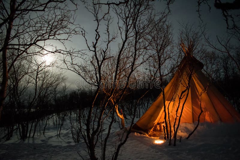 Le feu par le tipi image stock. Image du tente, laponie - 102307927