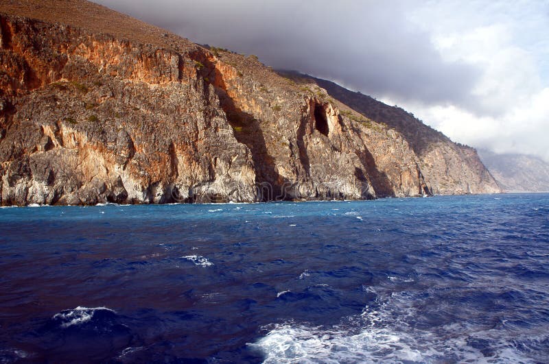 Le Flanc De Montagne Sur La Côte Photo stock - Image of crète, buisson ...