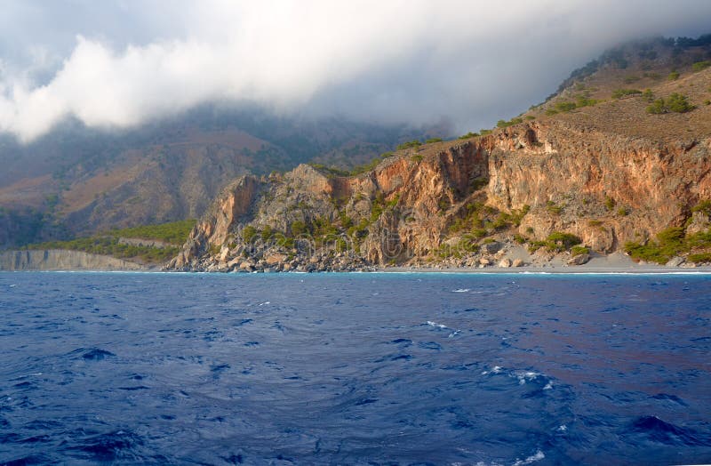 Le Flanc De Montagne Sur La Côte Photo stock - Image of crète, buisson ...
