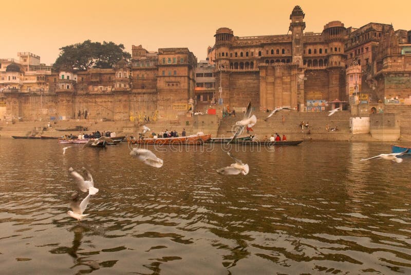 Le Fleuve De Ganges. L'Inde Photo éditorial - Image du exotique, coloré ...