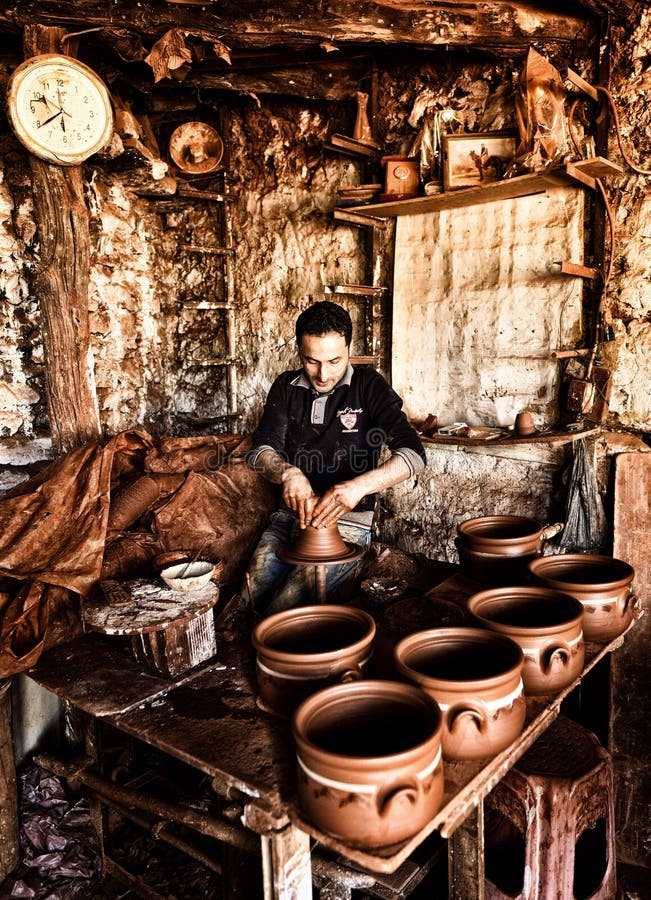 Le Fonctionnement De Potier Photo stock éditorial - Image du compagnie ...