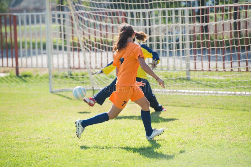 Jeune Fille Jouant Au Football Image stock - Image du enfants, bille ...