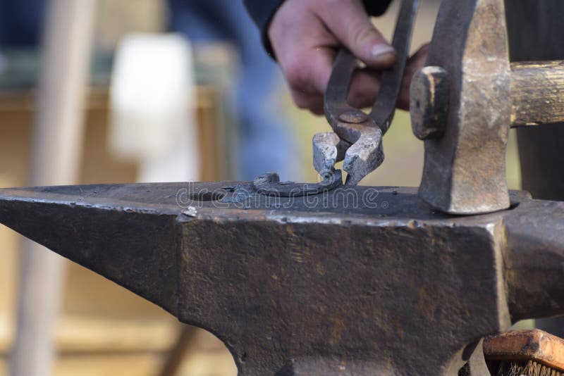 Le Forgeron Forge Le Fer à Cheval Avec Le Marteau Sur L'enclume ...