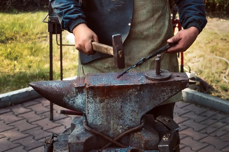 Le Forgeron Forge Un Fer D'un Rouge Ardent Image stock - Image du forge ...