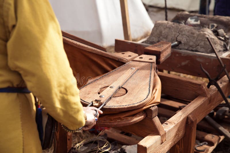 Le Forgeron Souffle Les Soufflets Image stock - Image du forgeron ...