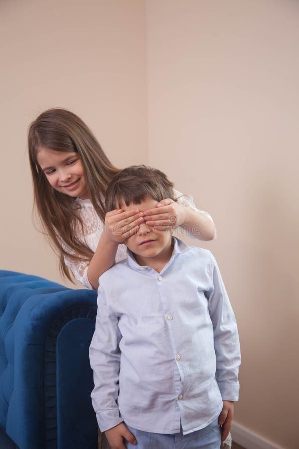 Le Frère Et Soeur Sont Assis Sur Un Canapé Bleu Photo Stock Image Du