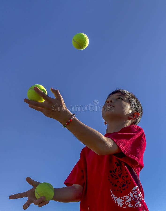 Le Garçon Essaye De Jongler Photo stock - Image du enfant, jeunesse ...