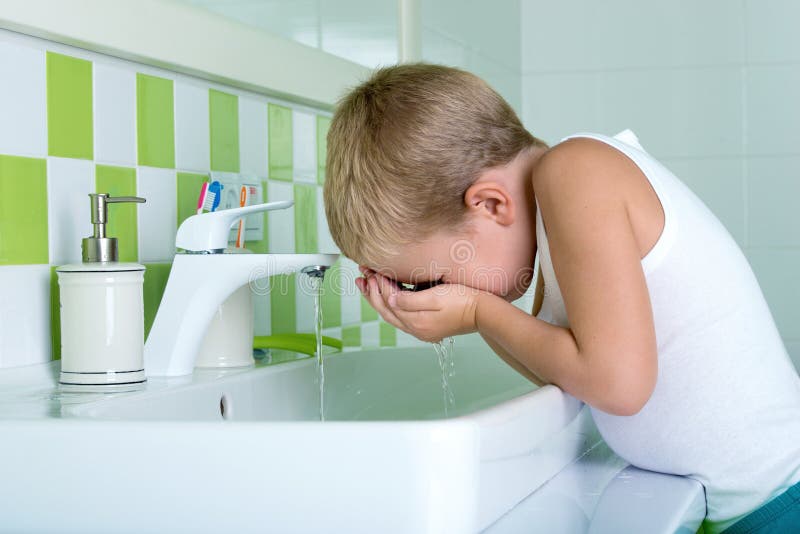 Mains De Lavage Denfant Avec Du Savon Dans La Salle De Bains Image