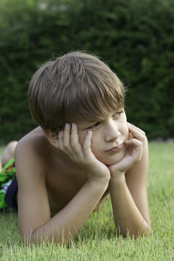Le Garçon Se Trouve Sur Une Pelouse Photo Stock Image Du Dénudé