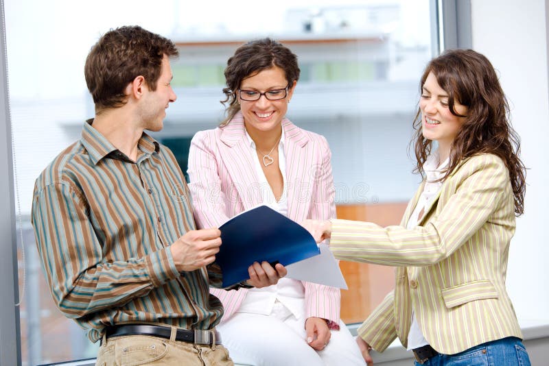 Le Gens D'affaires Team Fonctionner Photo stock - Image du transmission ... Le Gens D'affaires Team Fonctionner Photo stock - Image du transmission ...