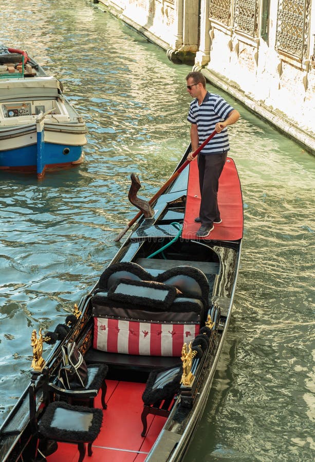 Le Gondoliere Guidano La Gondola Fotografia Stock Editoriale - Immagine ...