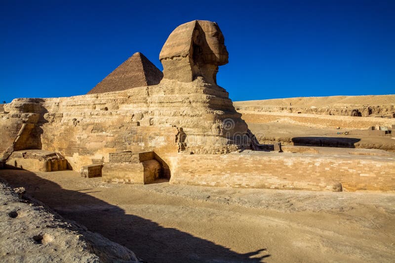 Le Grand Sphinx De Gizeh Avec Les Grandes Pyramides De Gizeh, Le Caire ...