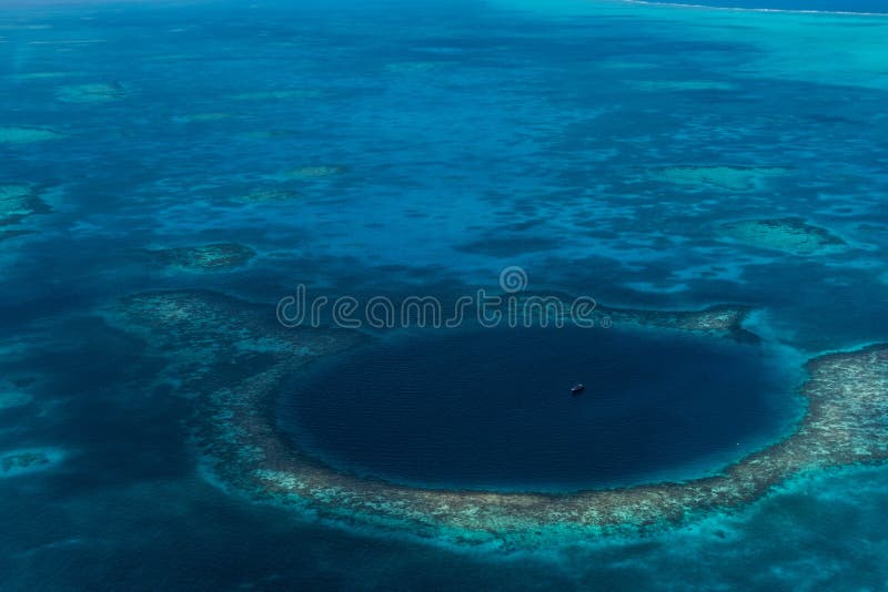 Le Trou Bleu Grand De Belize Image stock - Image du caribbean, gris ...