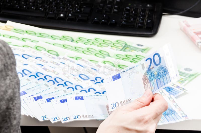 Le Guichetier Compte L'ARO De Factures D'argent Un Bureau Image stock ...