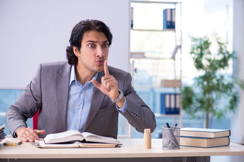 Le Jeune Professeur Beau Devant Le Tableau Blanc Image stock - Image du ...