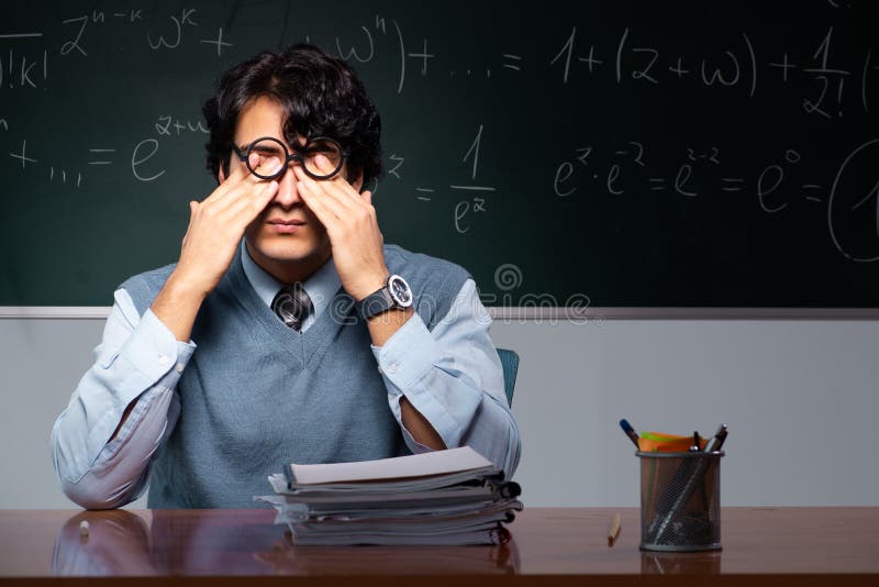 Le Jeune Professeur De Maths Devant Le Tableau Image stock - Image du ...