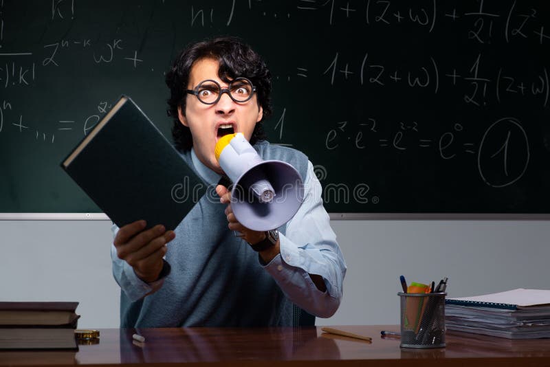 Le Jeune Professeur De Maths Devant Le Tableau Photo stock - Image du ...