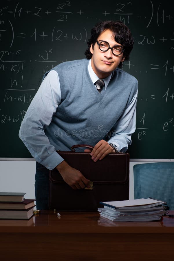 Le Jeune Professeur De Maths Devant Le Tableau Image stock - Image du ...