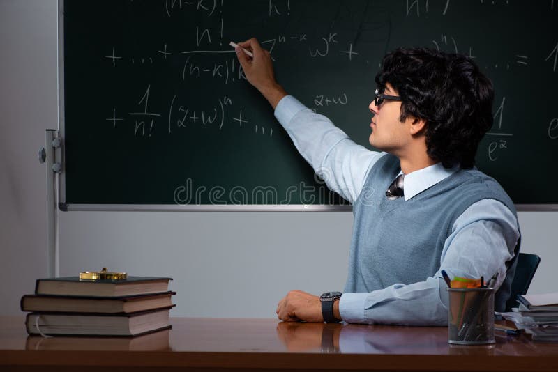 Le Jeune Professeur De Maths Devant Le Tableau Photo stock - Image du ...