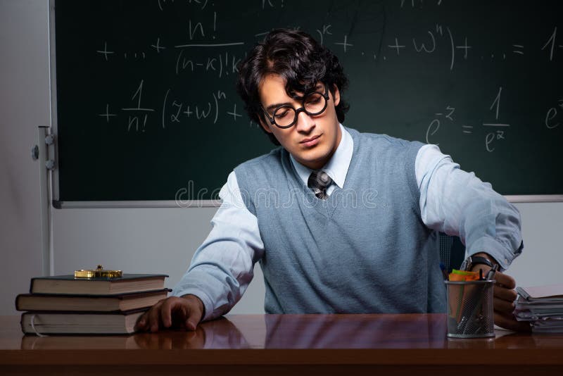 Le Jeune Professeur De Maths Devant Le Tableau Photo stock - Image du ...