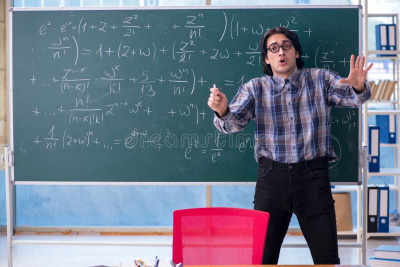 Le Jeune Professeur De Maths Dr?le Devant Le Tableau Photo stock ...