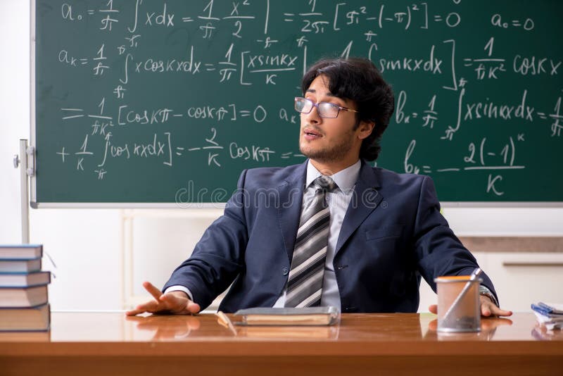 1,572 Professeur De Maths Dans La Salle De Classe Photos libres de ...