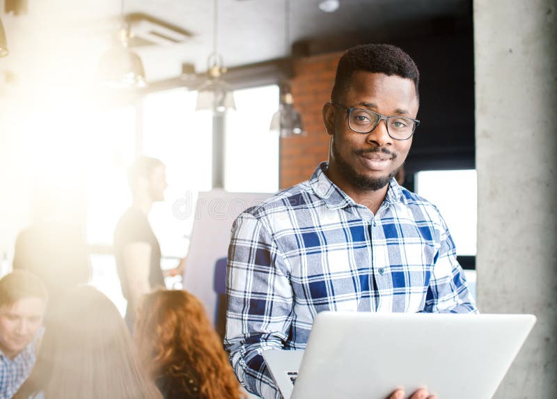 Le Jeune Type Africain Examine L'ordinateur Portable Photo stock ...