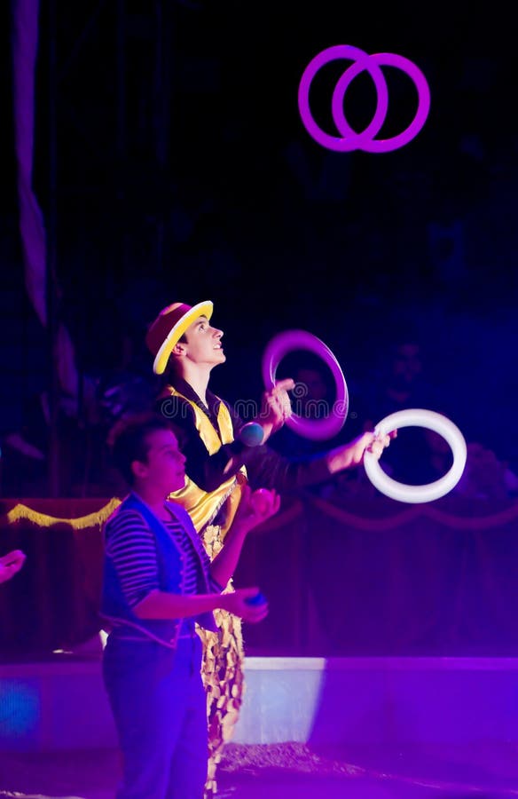 Jongleur de cirque image éditorial. Image du broches - 18522665