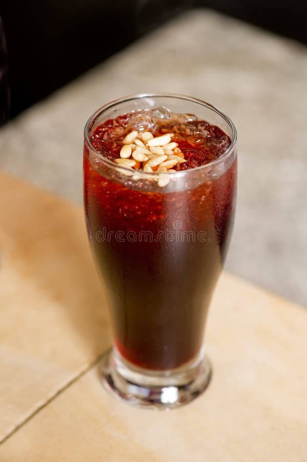 Le Jus Arabe Du Jallab a Servi Dans Le Mois Saint Ramadan Image stock ...