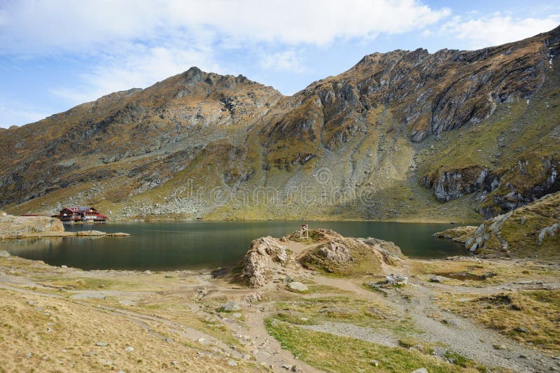 Le Lac Balea De Glacier Sur La Route De Transfagarasan Image stock ...