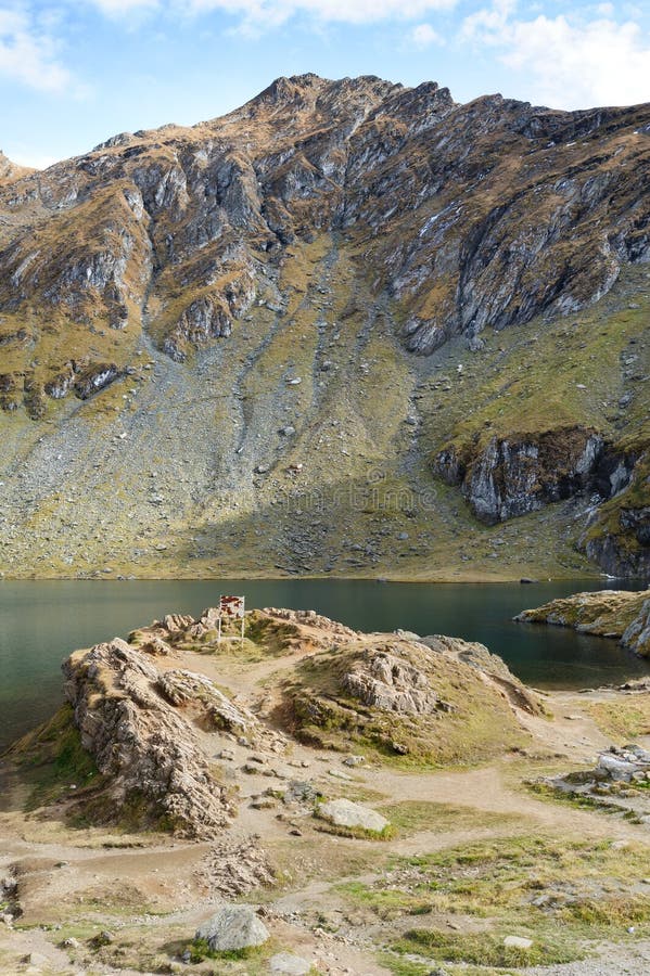 Le Lac Balea De Glacier Sur La Route De Transfagarasan Image stock ...