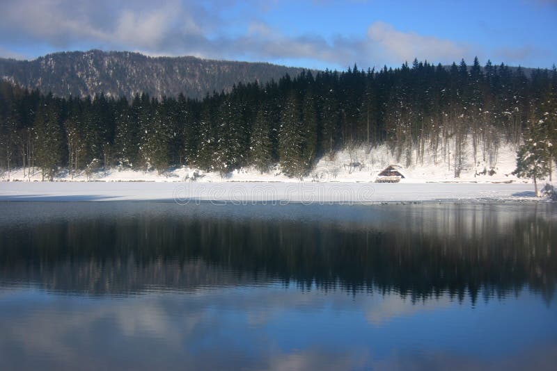 Le Lac De Hutte De Fusine S'abaissent Image stock - Image du bleu ...