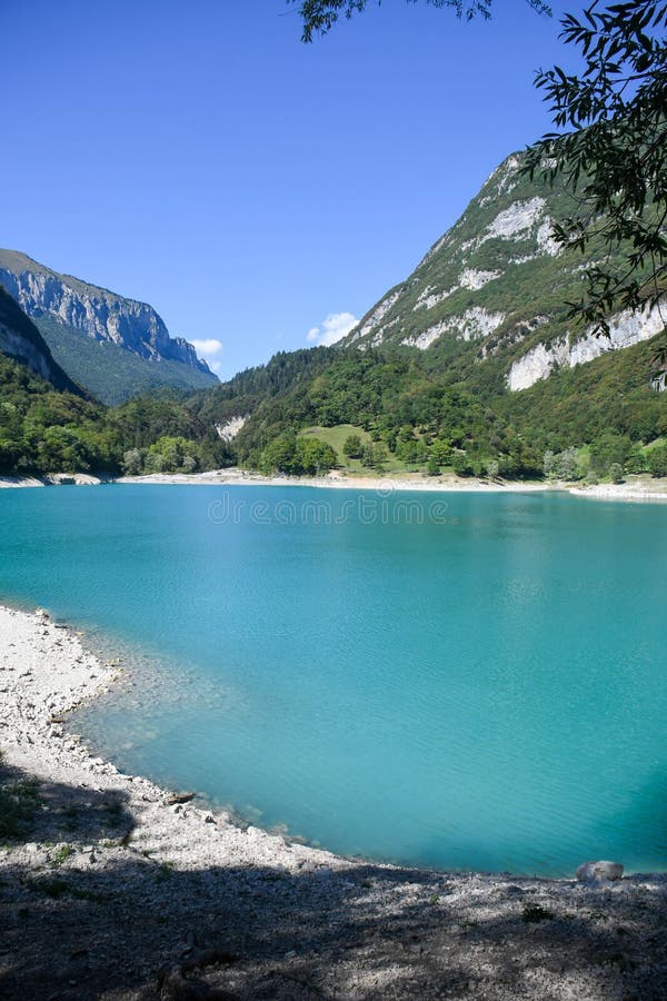 Le Lac Tenno Sur Les Dolomites Italiennes Photo Stock Image Du Course