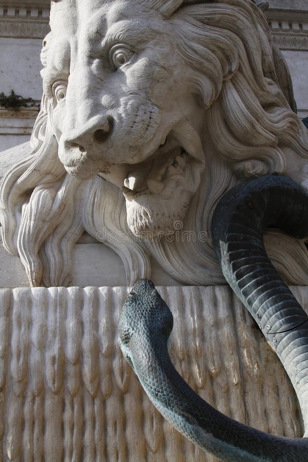 Le lion et le serpent photo éditorial. Image du france - 88044846
