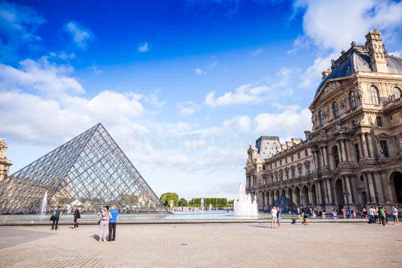 Le Louvre editorial photography. Image of louvre, blue - 89443812