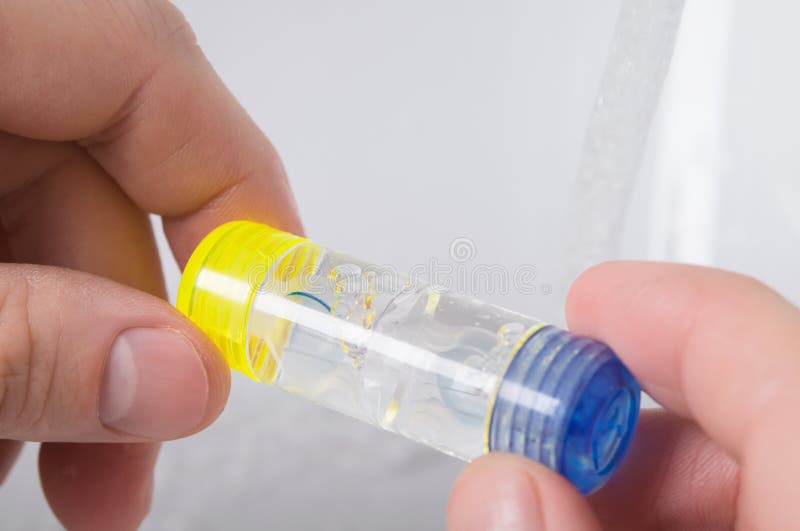 Le Mani Dell'uomo Hanno Tagliato Un Tubo Di Plastica Bianco Per Un ... Le Mani Dell'uomo Hanno Tagliato Un Tubo Di Plastica Bianco Per Un ...
