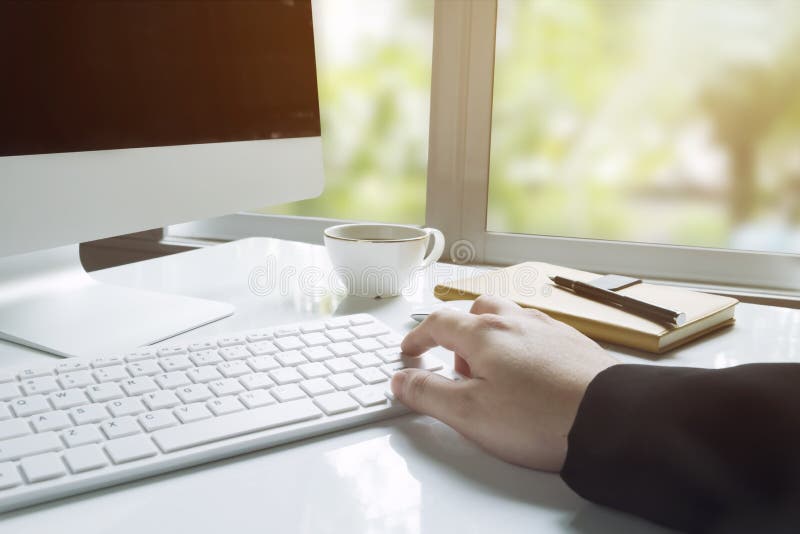 Le Mani Dell'uomo D'affari Facendo Uso Del Computer Immagine Stock ...