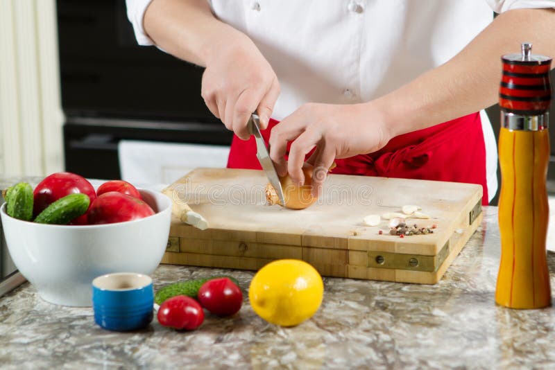 Le Mani Dell'uomo Hanno Tagliato La Cipolla Con Il Grande Coltello ... Le Mani Dell'uomo Hanno Tagliato La Cipolla Con Il Grande Coltello ...
