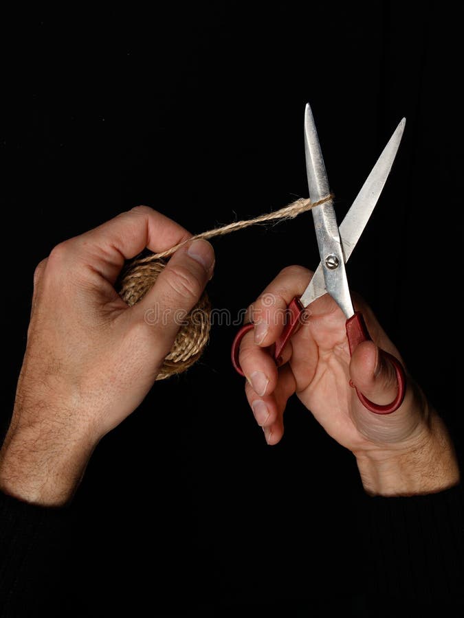 Le Mani Dell'uomo Hanno Tagliato La Corda Con I Tagliatori Fotografia ... Le Mani Dell'uomo Hanno Tagliato La Corda Con I Tagliatori Fotografia ...