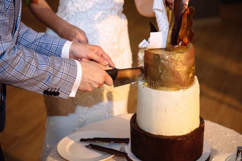 Le Mani Della Sposa E Dello Sposo Hanno Tagliato Una Torta Nunziale ... Le Mani Della Sposa E Dello Sposo Hanno Tagliato Una Torta Nunziale ...