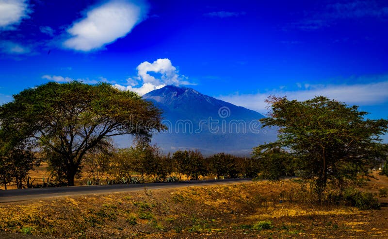 Le Mont Meru en Tanzanie image stock. Image du beau, course - 62850831