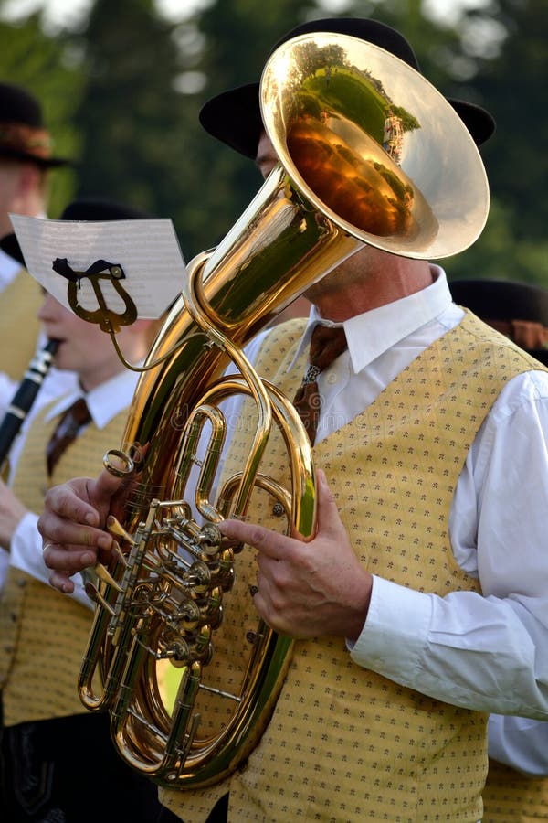 Klaxons de baryton image stock. Image du euphonium, bande - 93340435