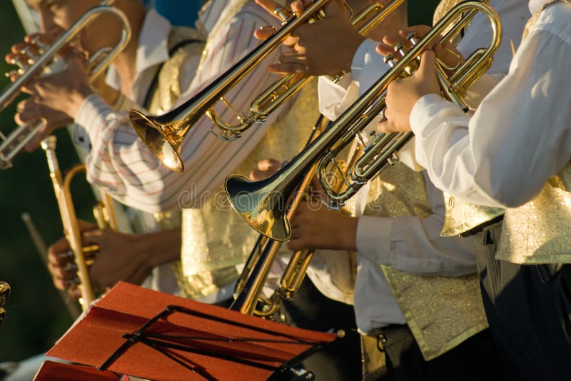 Trombones Jouant Dans Un Orchestre (orientation Peu Profonde). Image ...