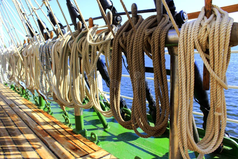 Le Navire De Navigation Ropes Le Calage Photo stock - Image du élever ...