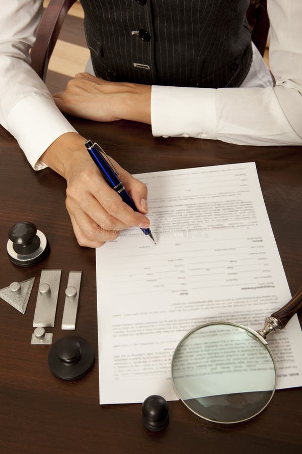 Le Notaire Signe Le Contrat Juridique Homme D'affaires Travaillant Dans ...